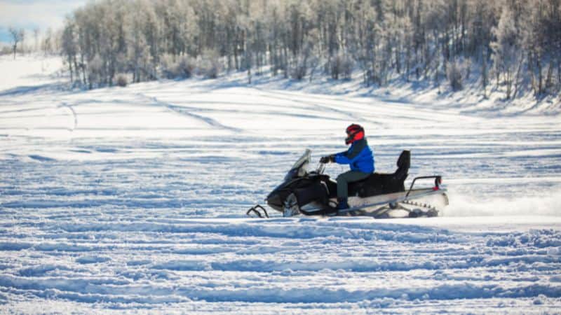 3 Amazing Yellowstone Snowmobile Tours You Must Try