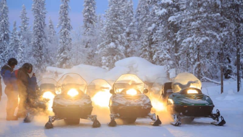 3 Amazing Yellowstone Snowmobile Tours You Must Try